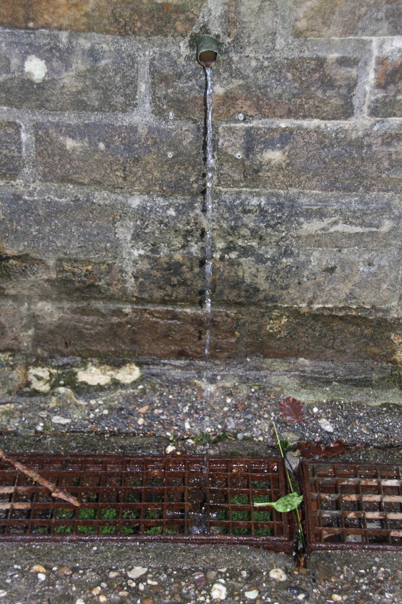 Trinkwasser an der Heinrichsquelle in Mellen