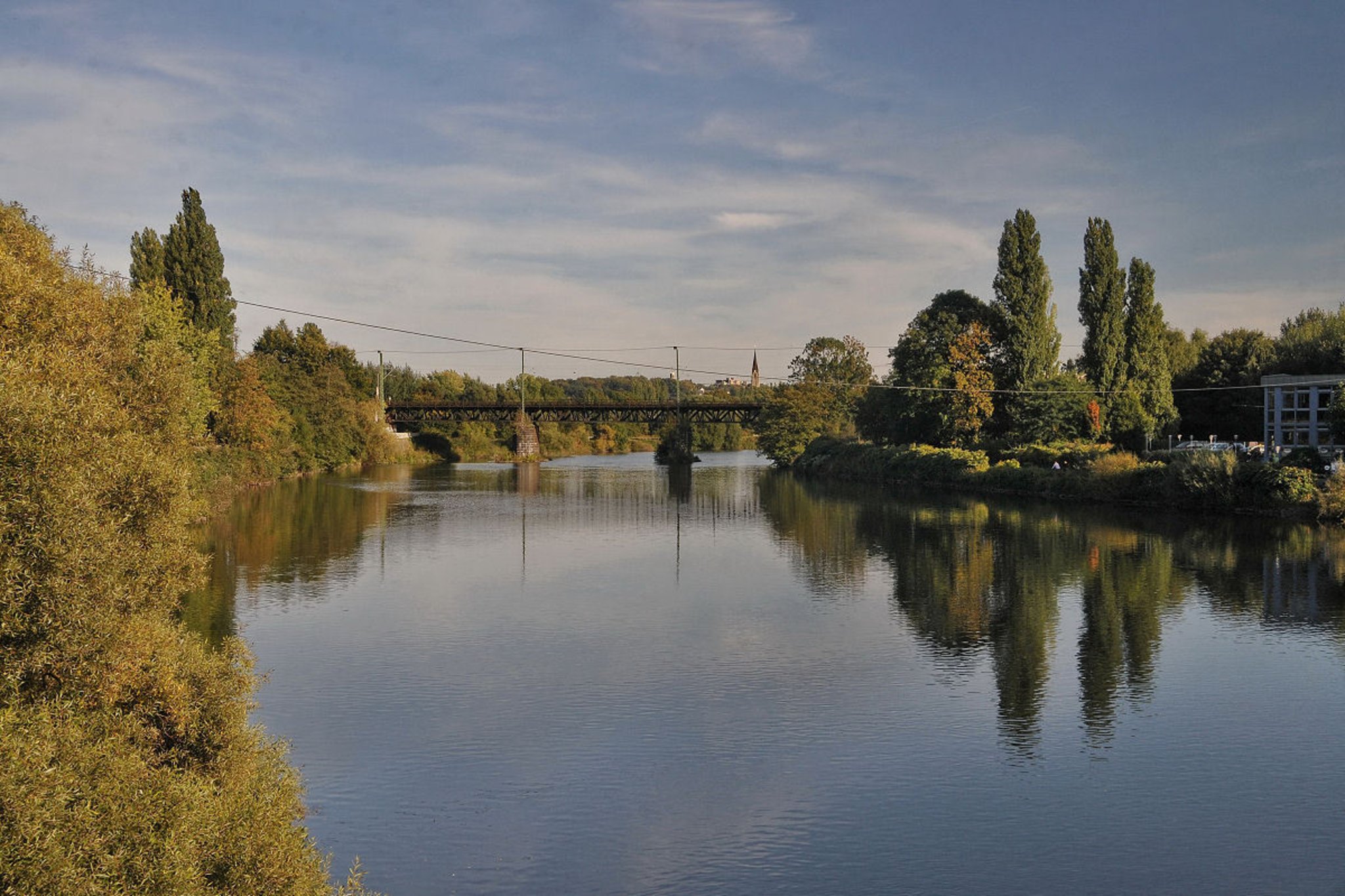Ein Blick entlang der Ruhr in Essen-Steele. Gegen Abend bei traumhaften ...