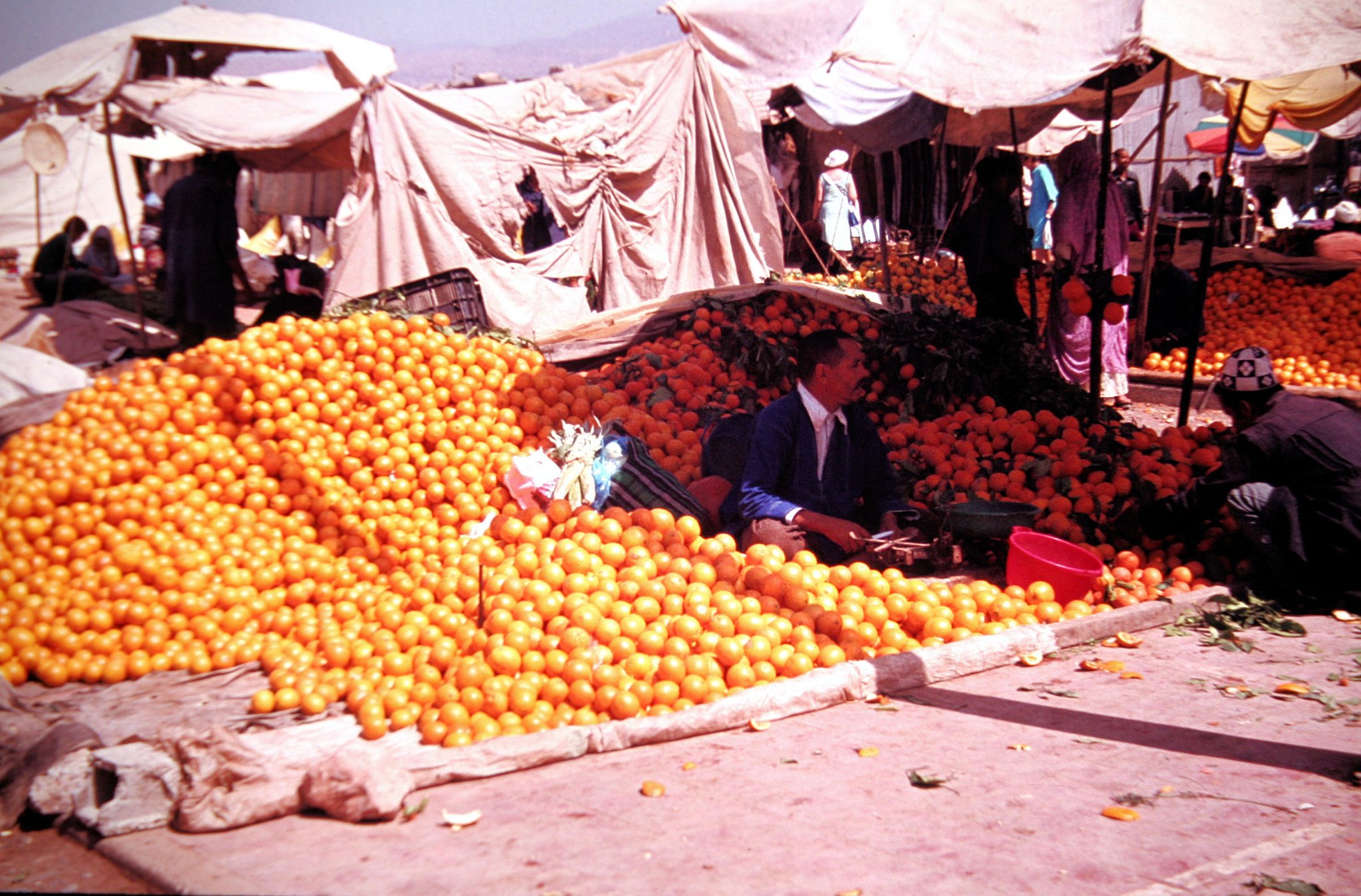 Orangenhändler auf dem Basar in Marrakesch