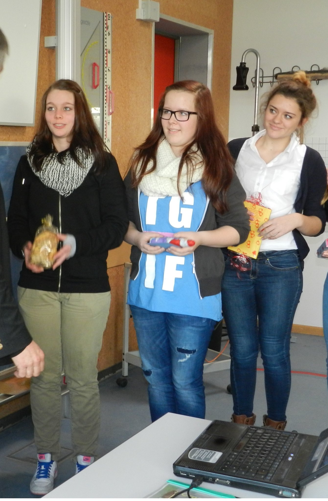 Daniela, Hannah und Natalie bedanken sich. Bei wem wohl? Vllt :) darf ...