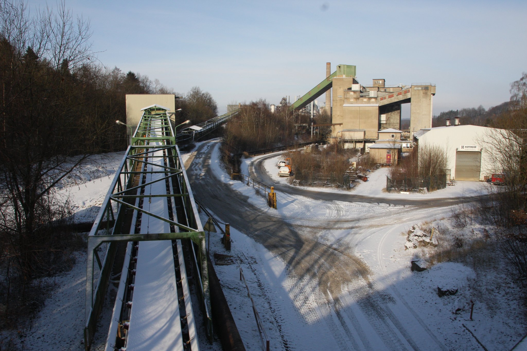 Blick zum Kalkwerk Rheinkalk im Hönnetal