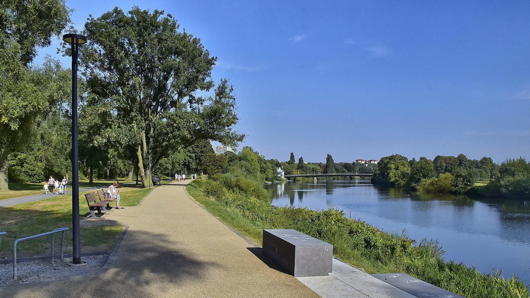 Ein sonniger Nachmittag an der fast fertiggestellten Ruhrpromenade bei ...