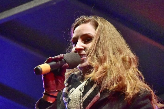 Sängerin und Moderatorin Dana Pelizaeus auf der Bühne bei uns in Essen ...