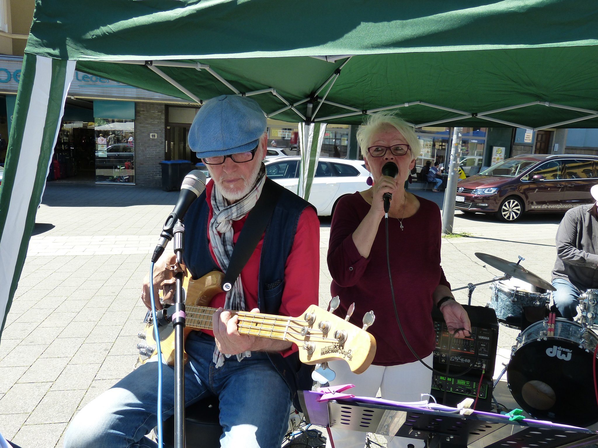 Gute Stimmung mit Gardy & Sigi von der Band "Steinzeit beim Mottomarkt ...