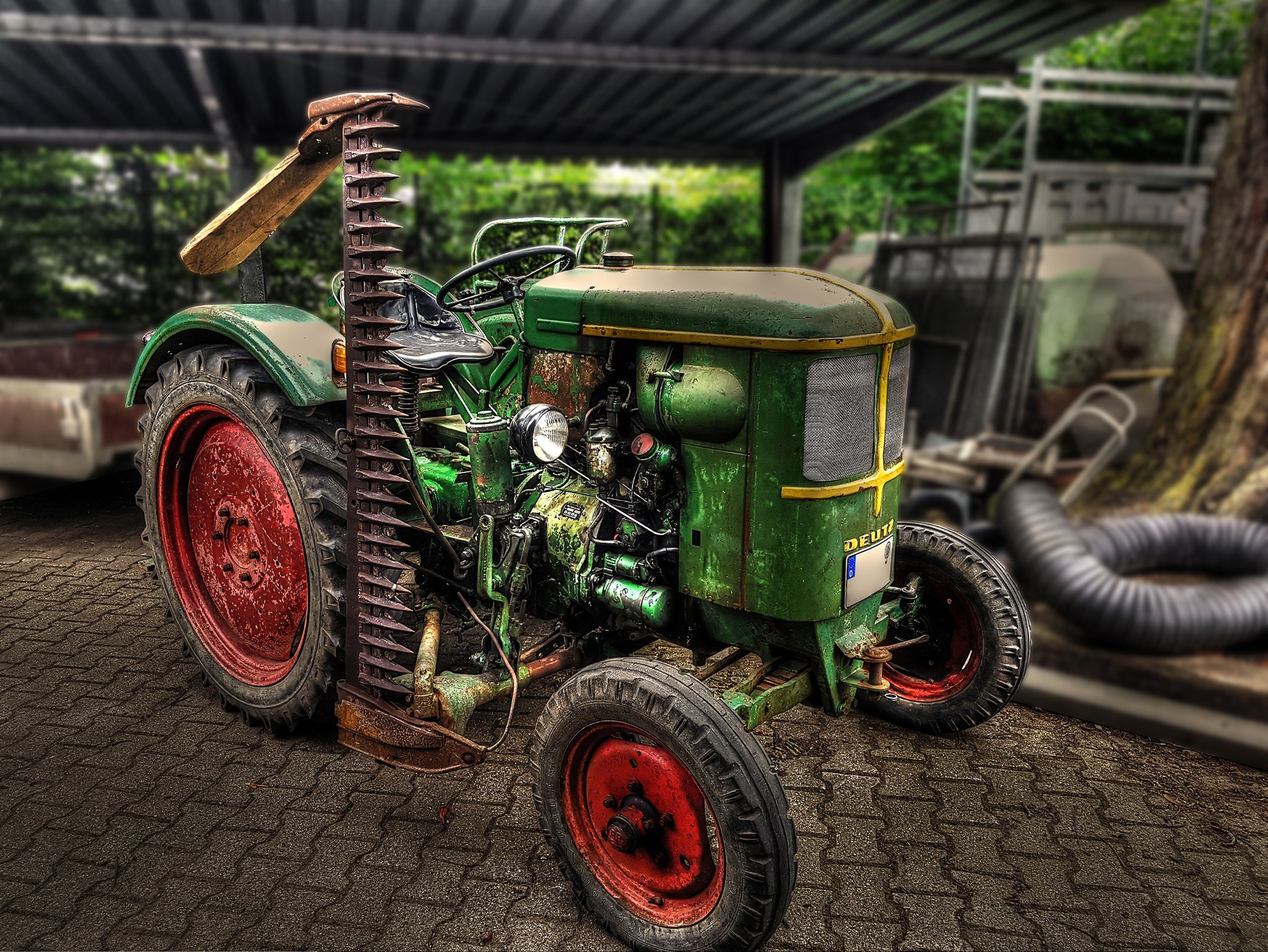 Alter Deutz-Trecker mit Mähbalken