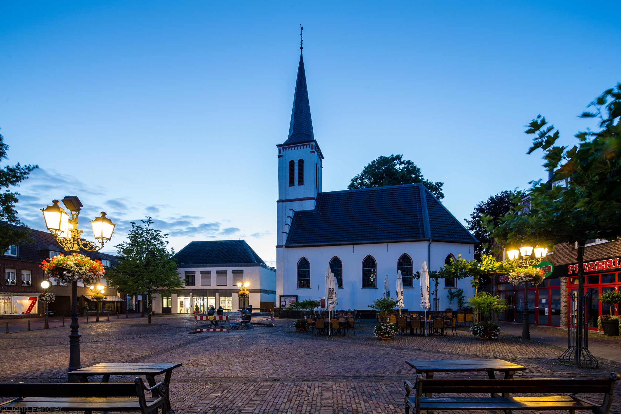 Uedem, Mühlenstraße. Marktplatz mit evangelischer Kirche.