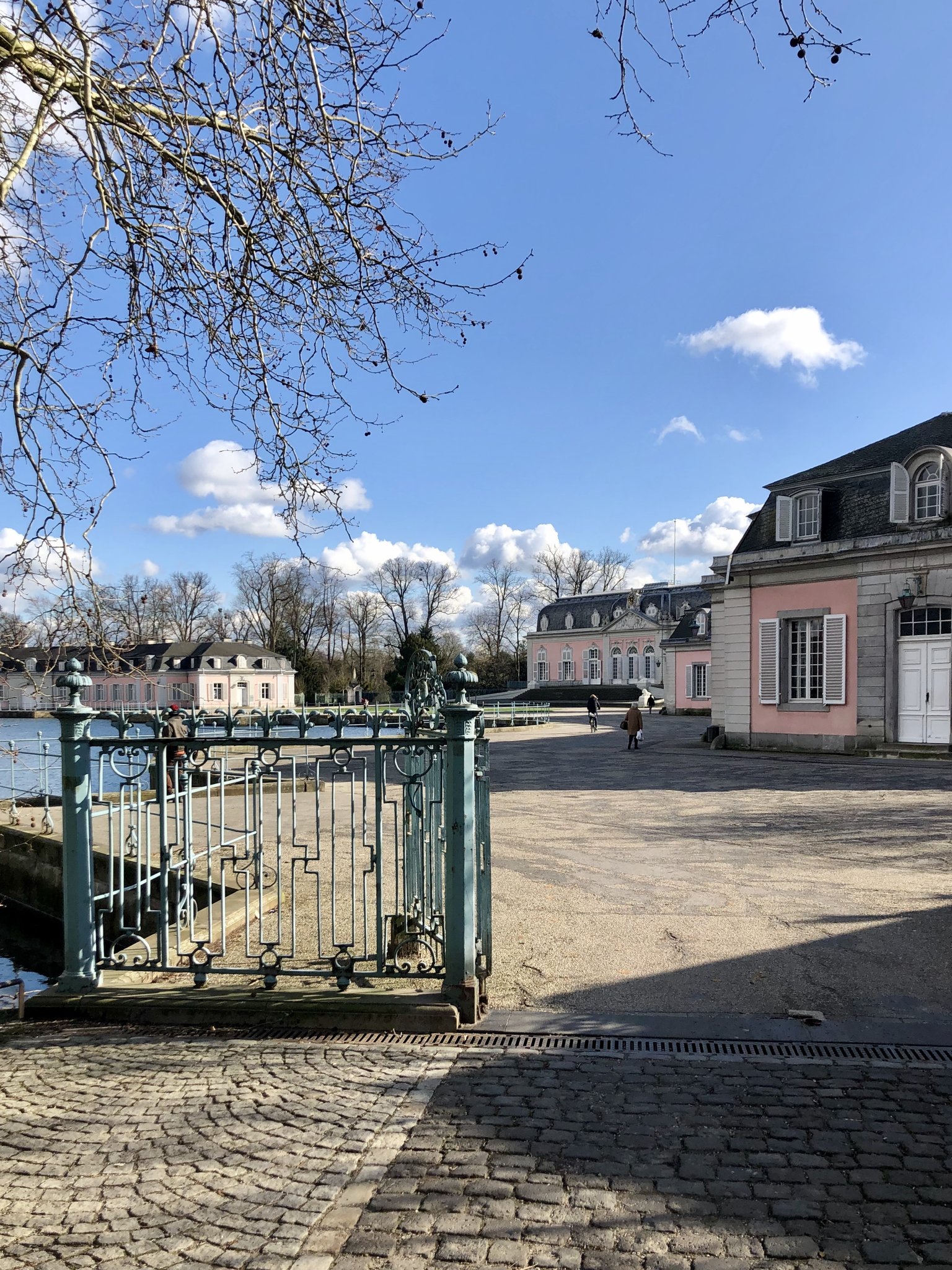 Schloss Benrath im Sonnenschein