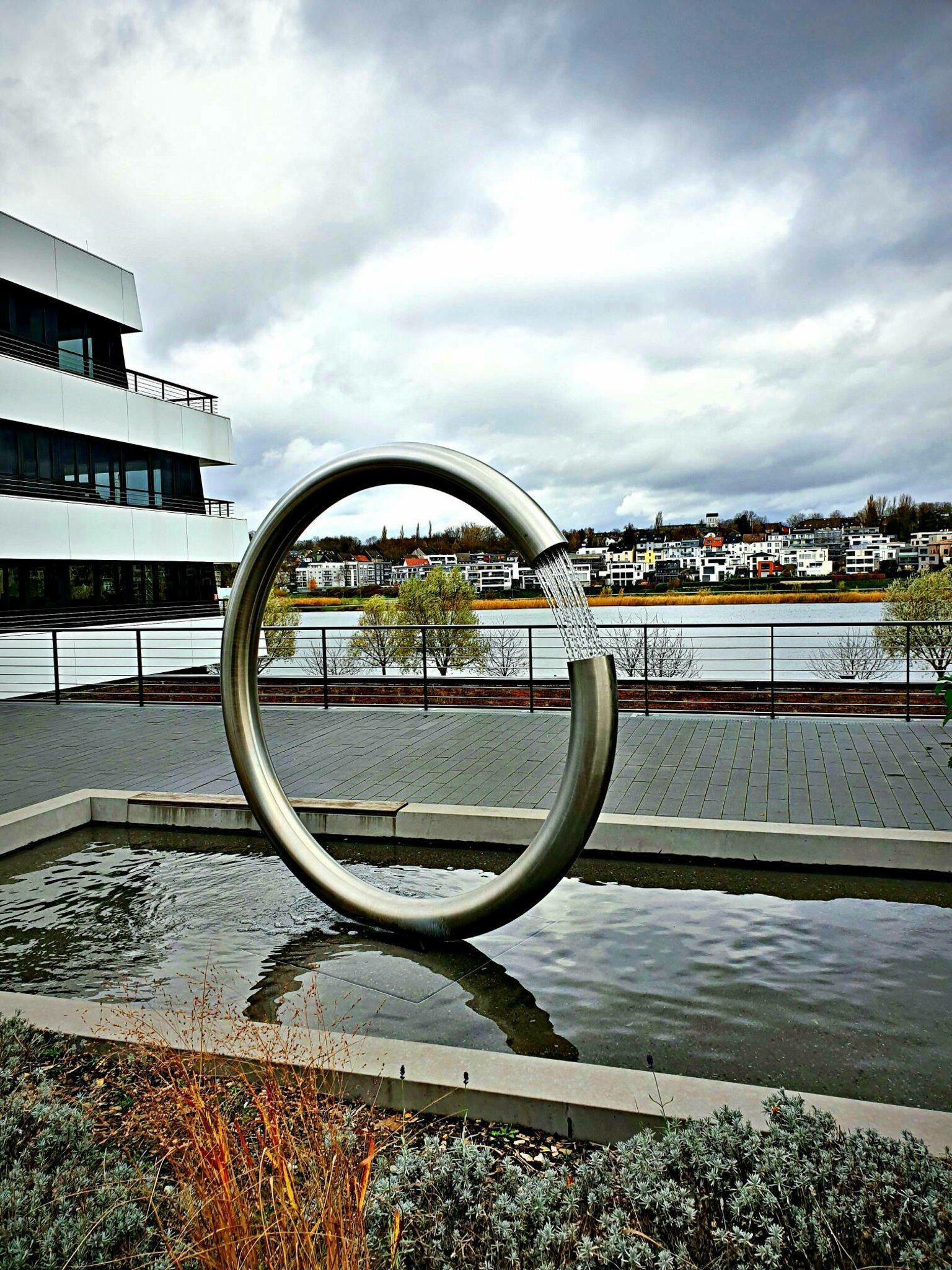 DER PHÖNIX SEE.....WAS FÜR EIN WUNDERVOLL VEREDELTES GELÄNDE.RADFAHRER ...