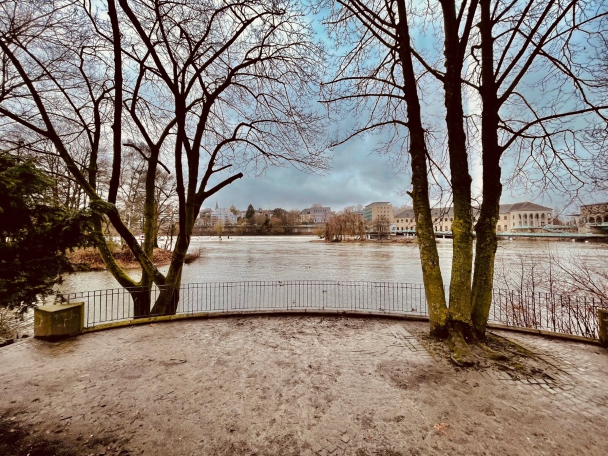 Ruhrbalkon mit Blick auf das Streichwehr im Innenstadtpark "Ruhranlage"