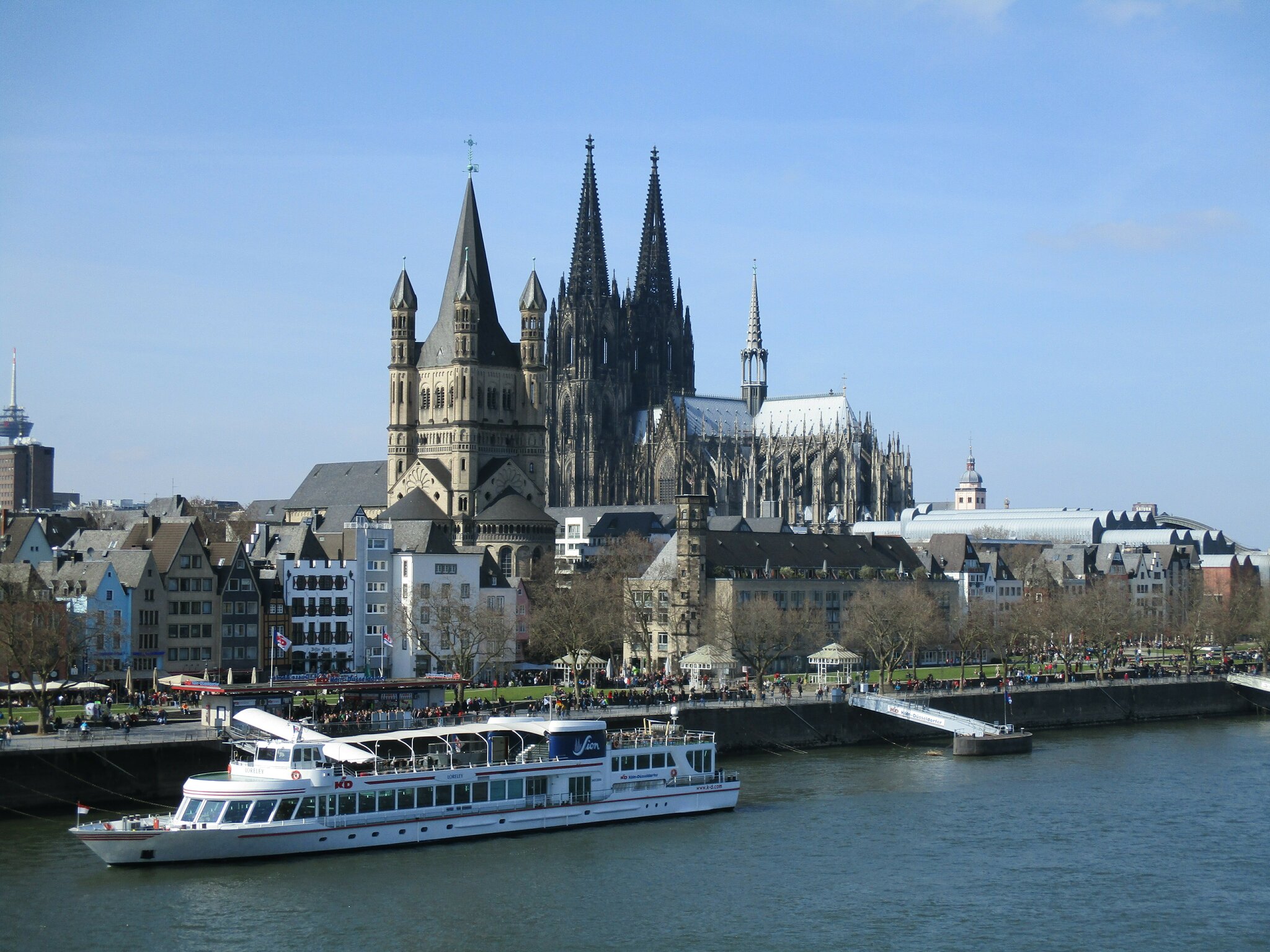 Köln am Rhein - Kölner Altstadt ( Vordergrund Kirche St.Martin ...
