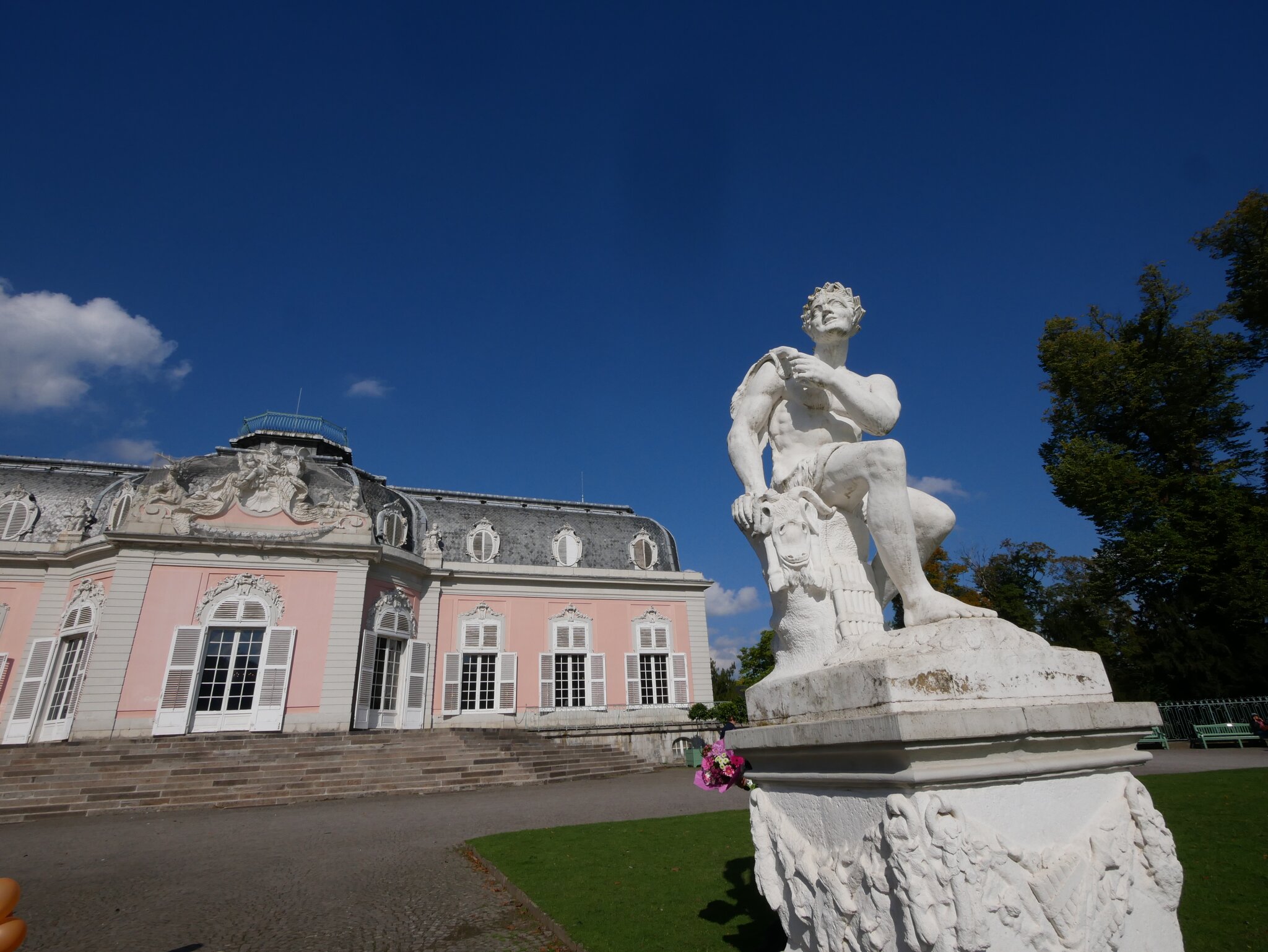 Skulptur hinter Schloss Benrath