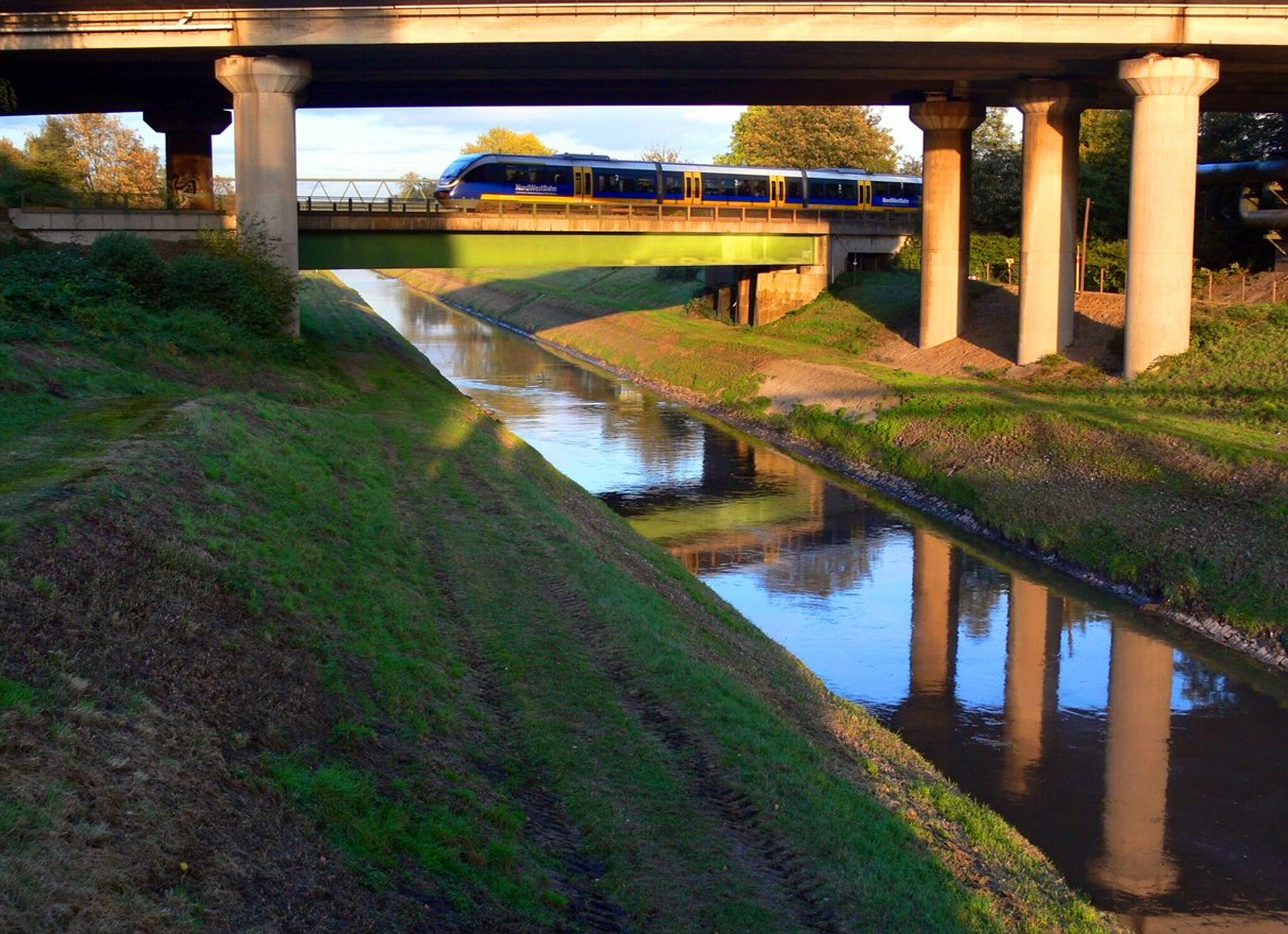 Herbstimpressionen an der Emscher in GE-Sutum