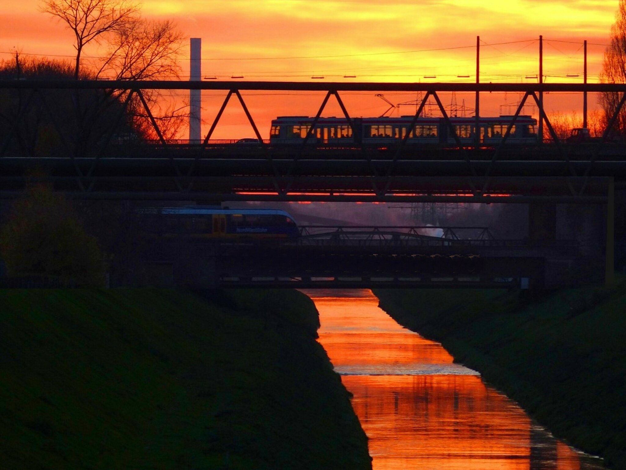 Sonnenuntergang an der goldenen Emscher in GE-Sutum