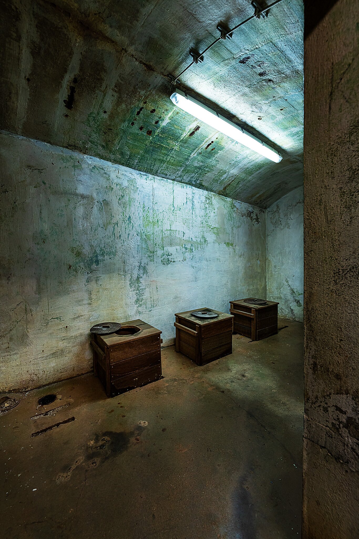 Toiletten in einem Bunker