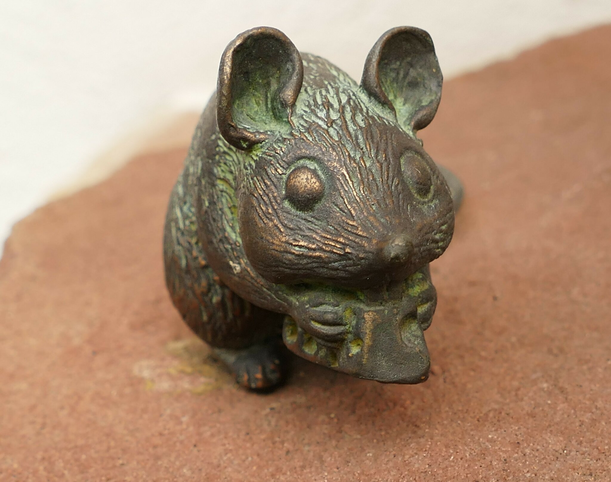 Skulptur Maus aus Bronze in Neckarsteinach....