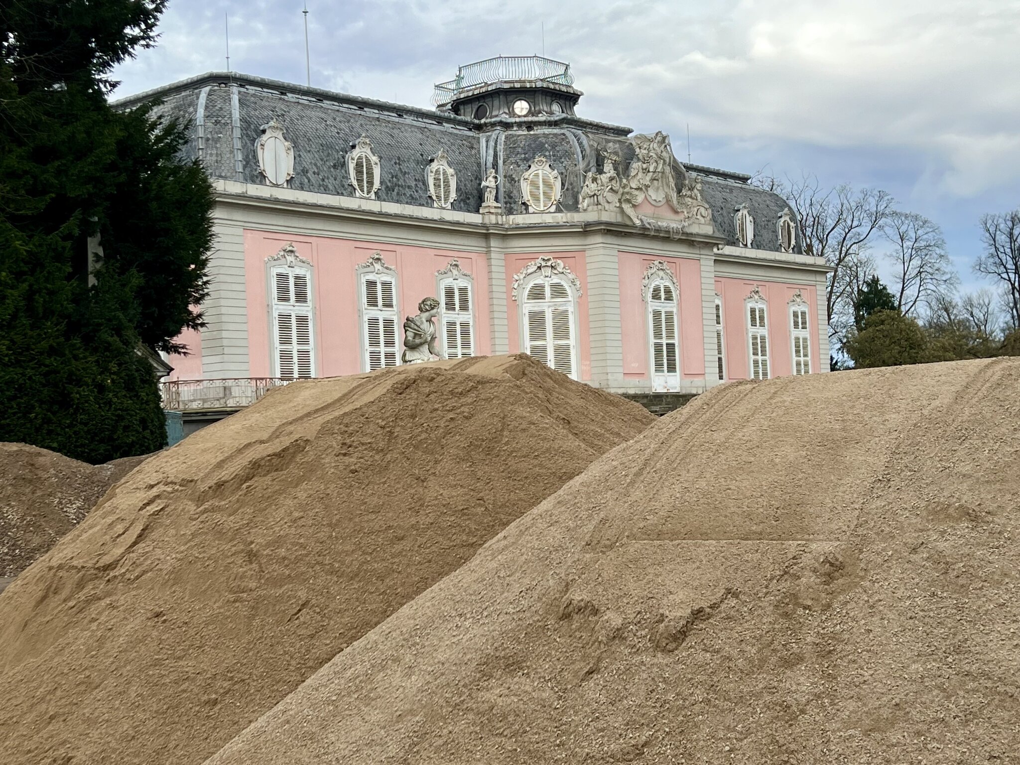 Schloss Benrath hinter den Bergen mit den sieben Zwergen