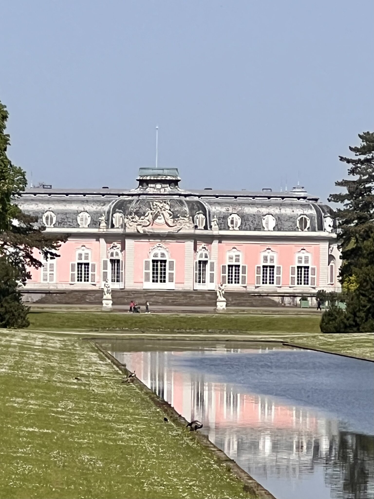 Schloss Benrath mit Spiegelung