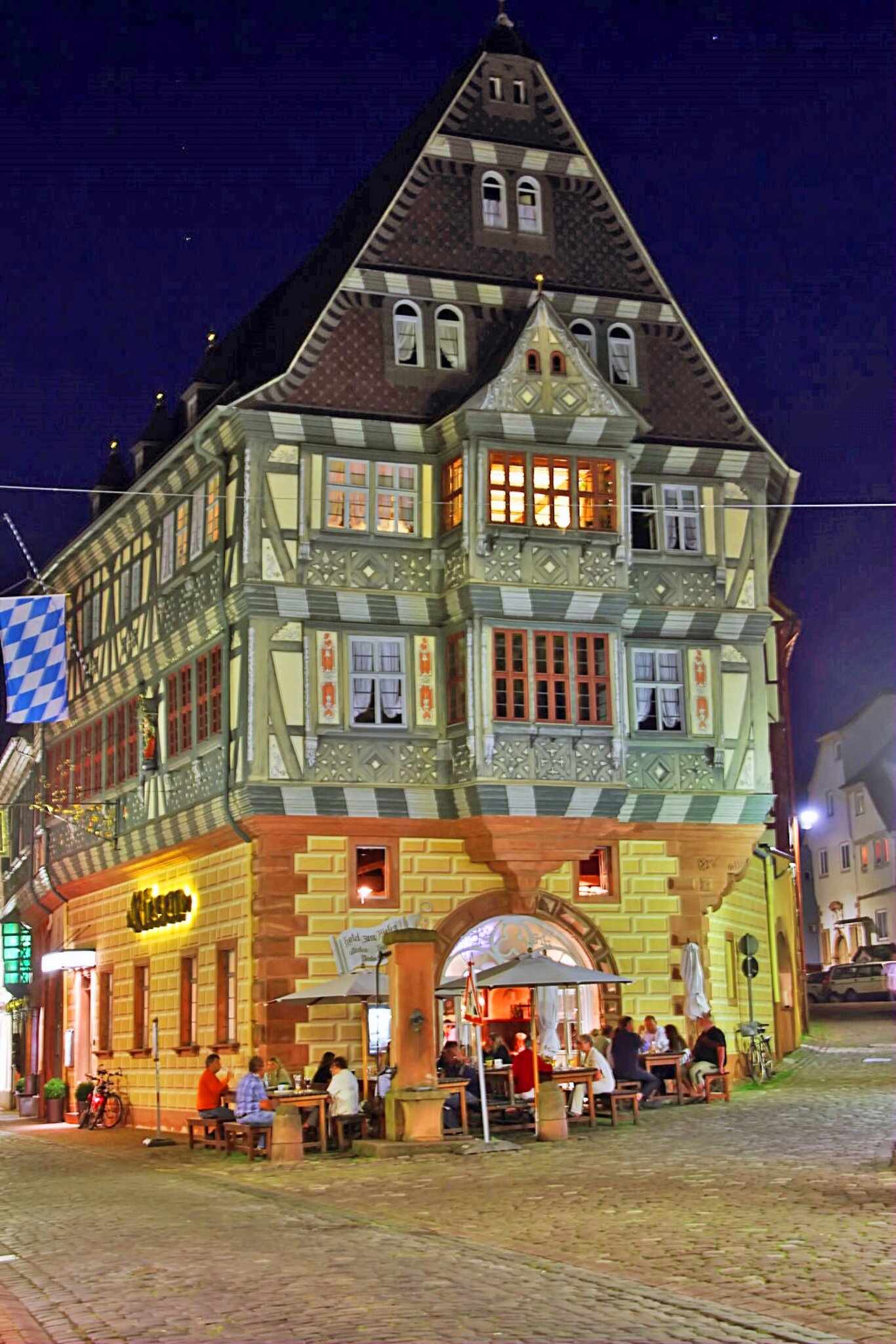 Das schöne Gasthaus zum Riesen in Miltenberg ist eines der ältesten in ...