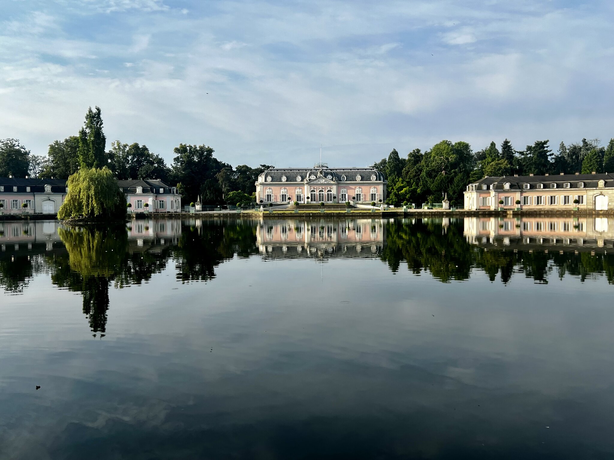 Liebe Grüße aus Benrath. 🎈 Ich wünsche ein schönes Wochenende. 🎈