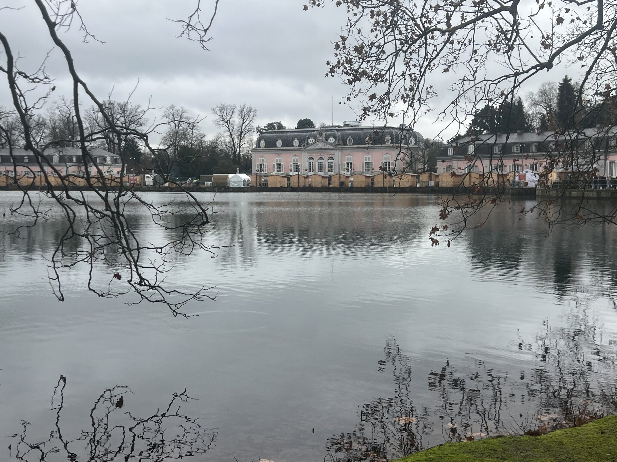 Wolken über Schloss Benrath